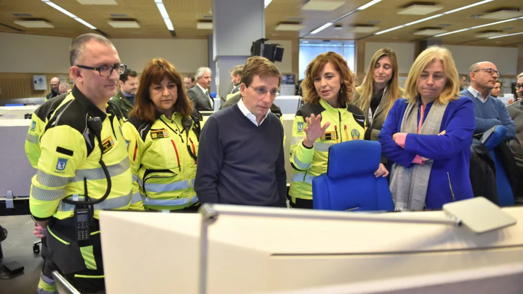 Almeida felicita la Navidad a bomberos, policías y Samur y agradece que ...