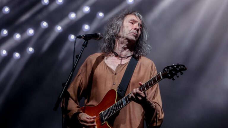 Muere Robe Iniesta, líder de Extremoduro y referente del rock español