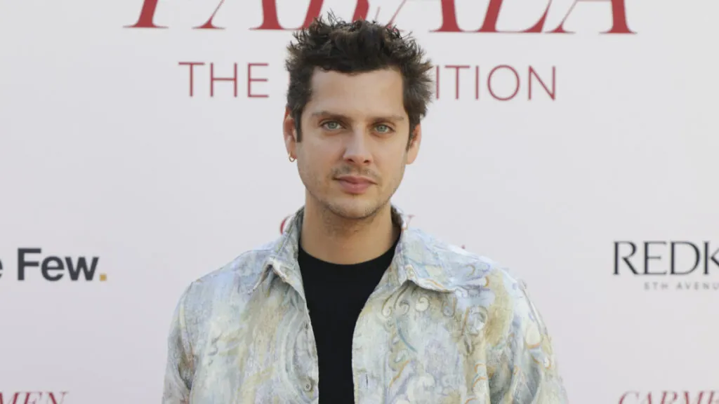 Eduardo Casanova, más allá del actor: varios novios «intensos», la soledad y su gran renacer