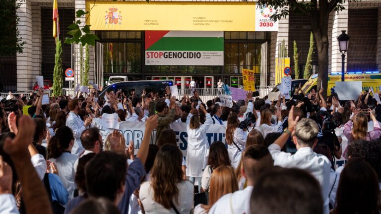 Los sindicatos convocan una huelga indefinida de todo el personal sanitario desde enero