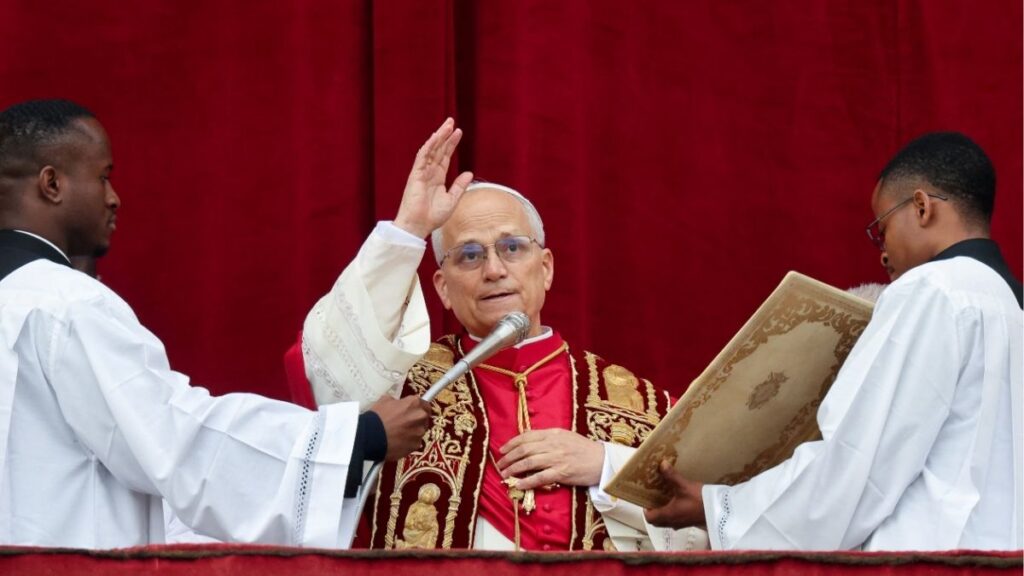 León XIV insta a «trabajar por la reconciliación» durante la bendición ...