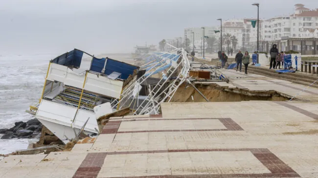 El avance del mar fuerza al Estado a plantear el derribo de la primera ...