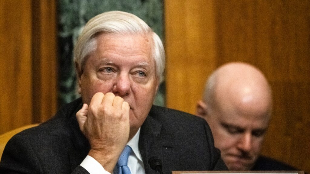 El senador republicano Lindsey Graham pide a Trump «asesinar» al ...