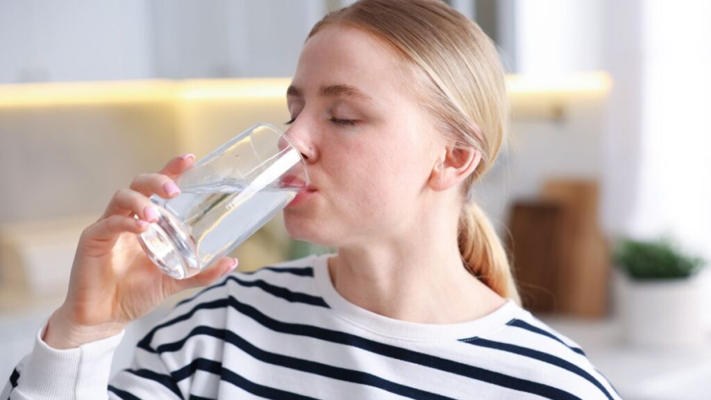 La advertencia de una experta en microbiota sobre beber agua durante ...