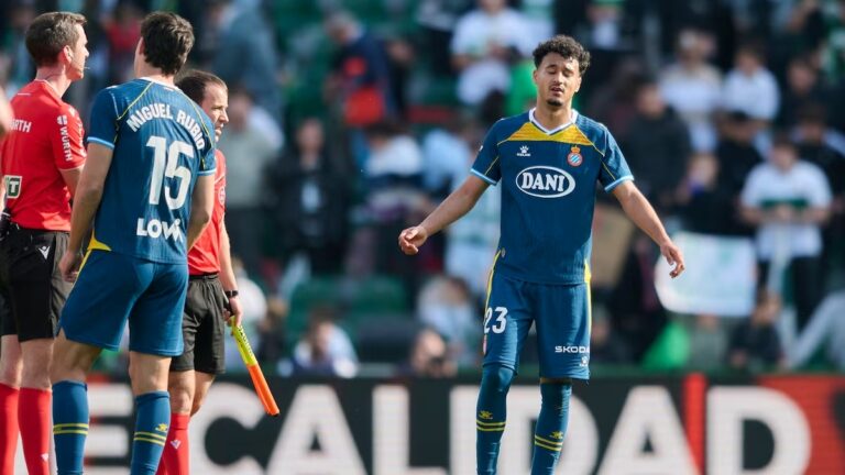 El Hilali denuncia un ataque de Rafa Mir durante el Elche-Espanyol ...