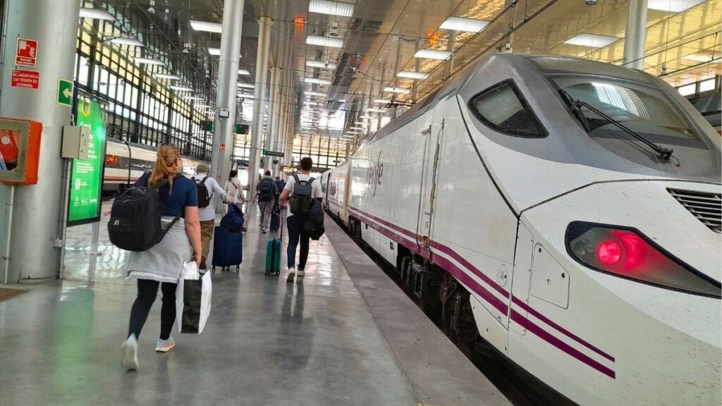 Renfe aumenta durante el verano la frecuencia de trenes Alvia entre ...