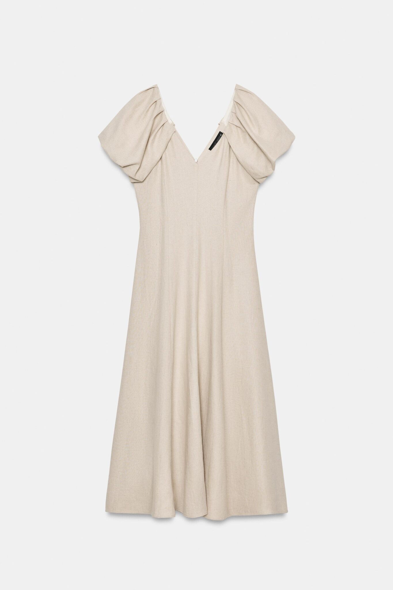 De blusas a vestidos: las cinco prendas color 'beige' de Zara y Mango ...