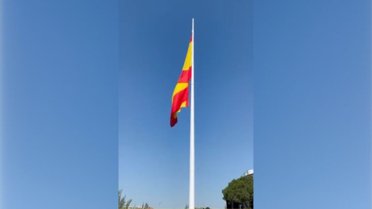 VÍDEO | Izan la bandera más grande de España en la presentación oficial ...