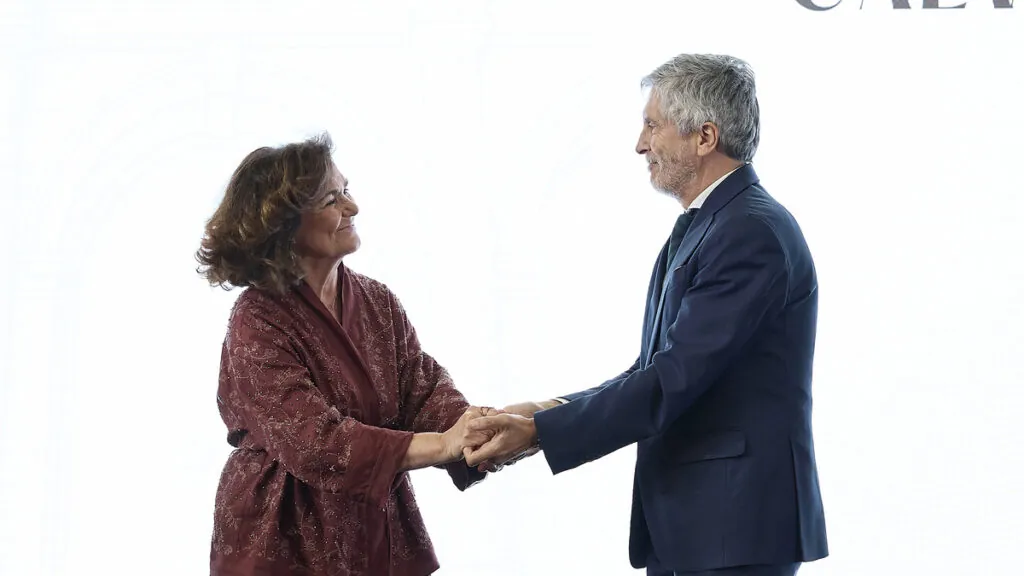 Marlaska condecora a Carmen Calvo por su gestión en la covid y en favor ...